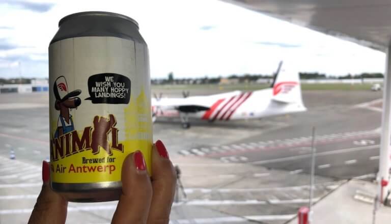 Vrijstaat Vanmol brouwt bier in blik voor Air Antwerp - Bier! magazine ...
